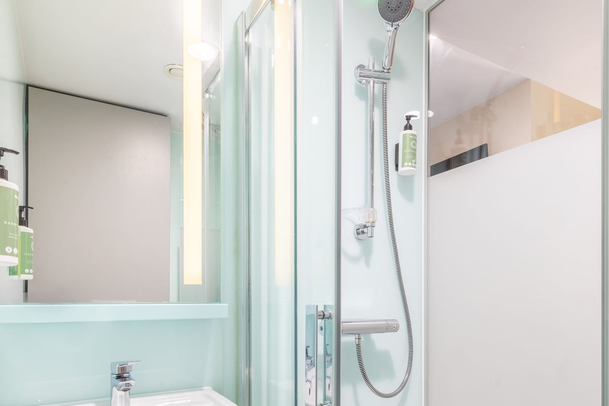 easyHotel Birmingham City Centre | Book Direct £⬇️ | easyHotel