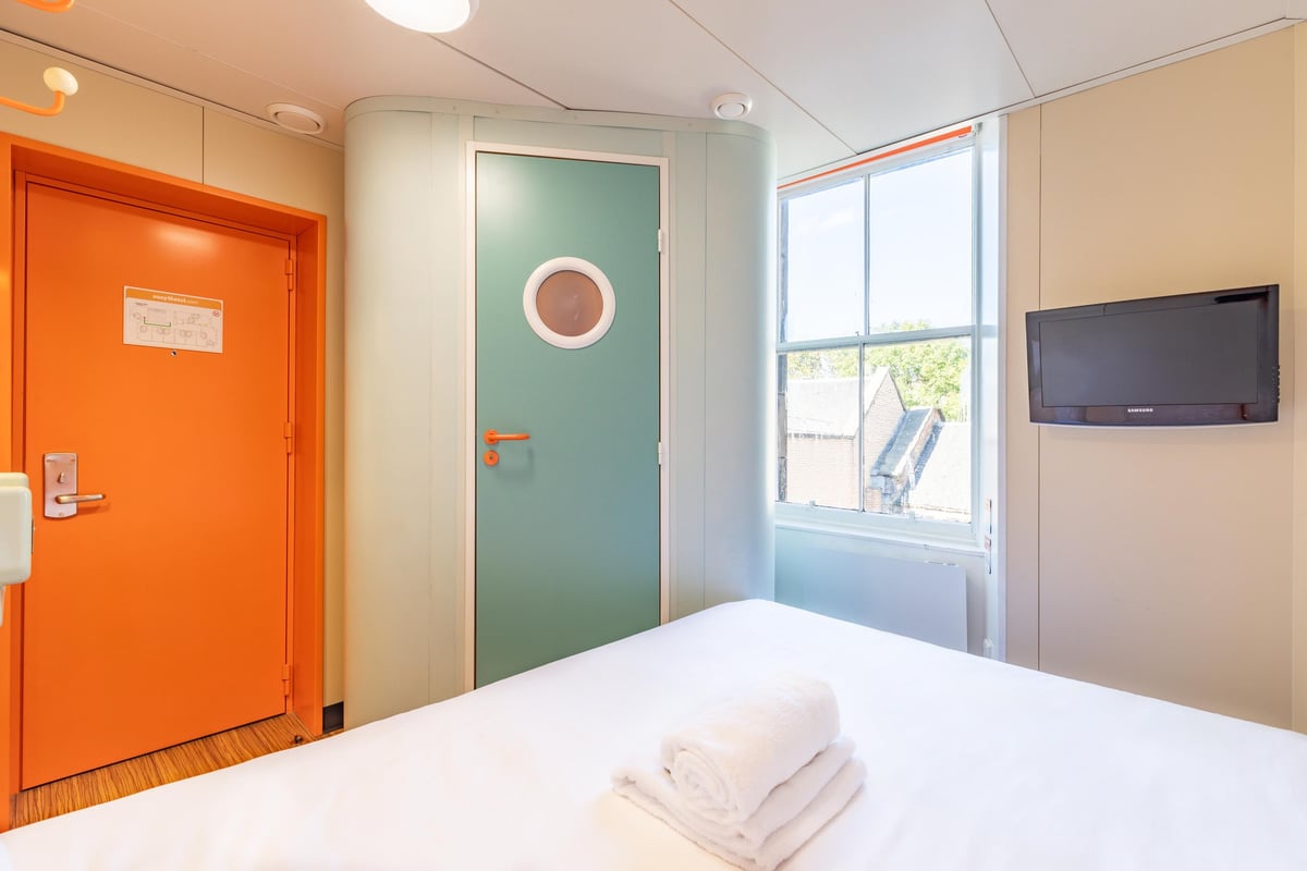 easyHotel Edinburgh | Book Direct £⬇️ | easyHotel